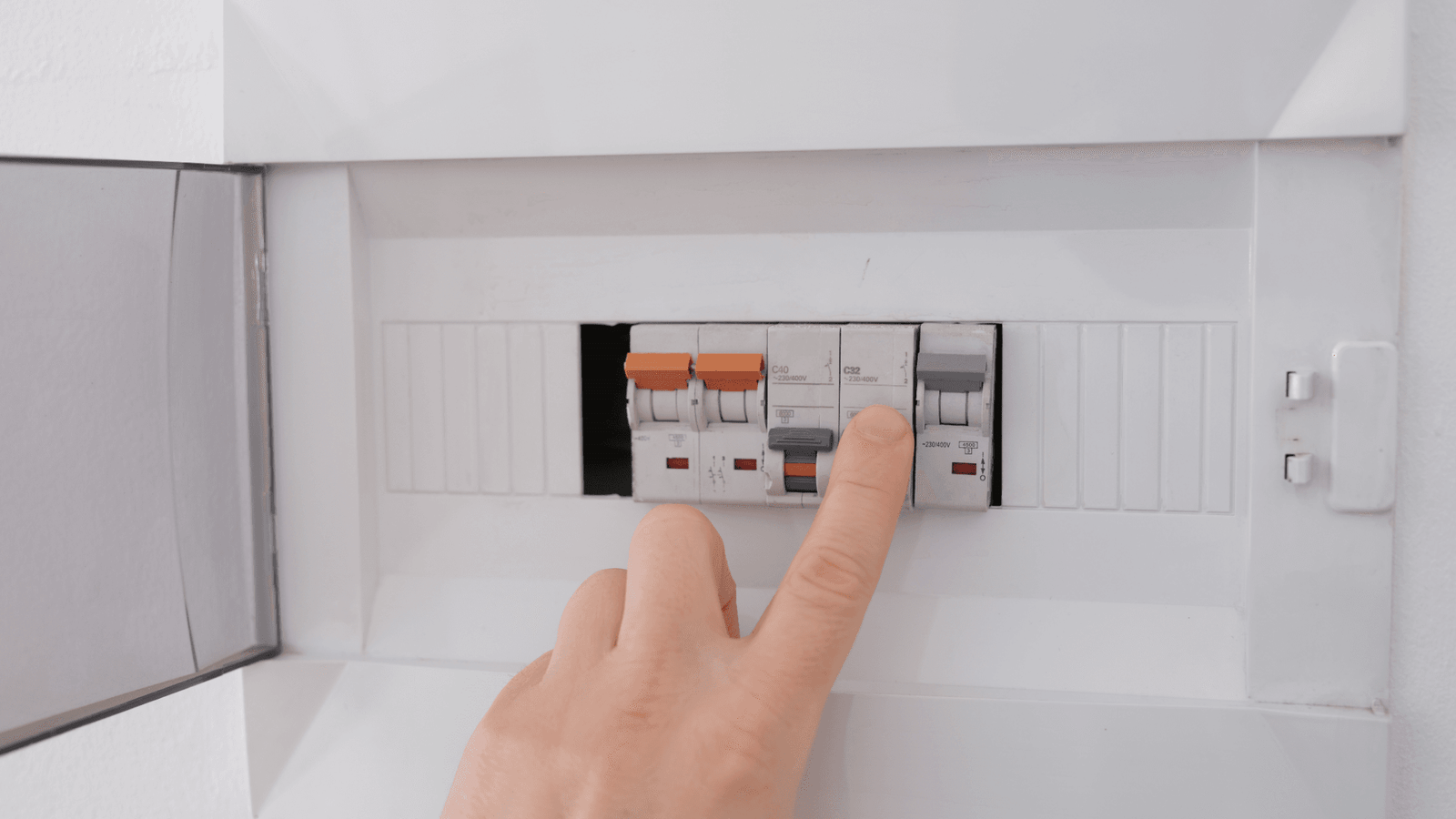 Guide to Resolving Tripping Issues and Electrical Safety in Dubai Homes and Offices